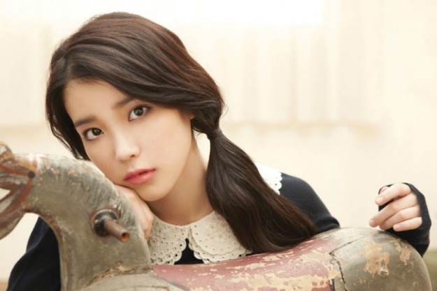 IU Draws a Sexy Peach and Receives Compliments from Uncle Fans | Soompi