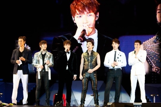 2PM Finishes Successful Asian Tour Concert in Hong Kong