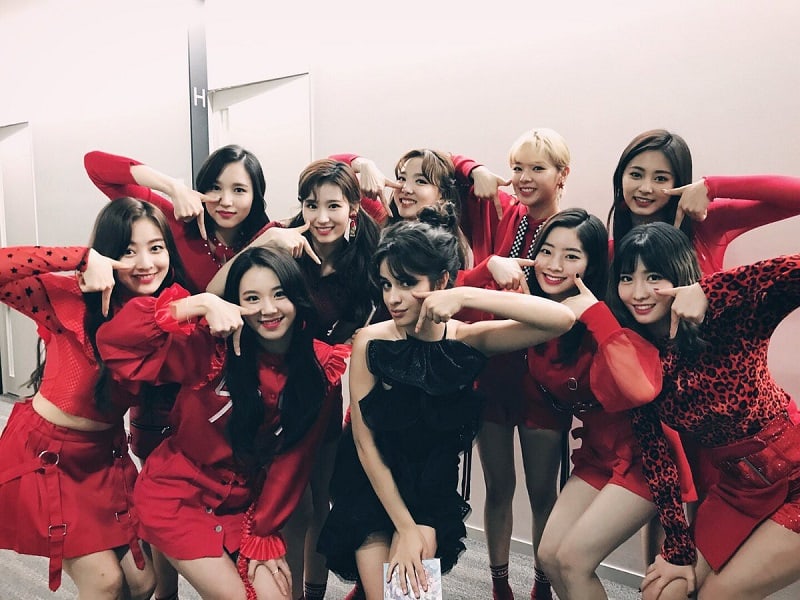 TWICE y Camila Cabello hacen la pose de “TT” juntas | Soompi