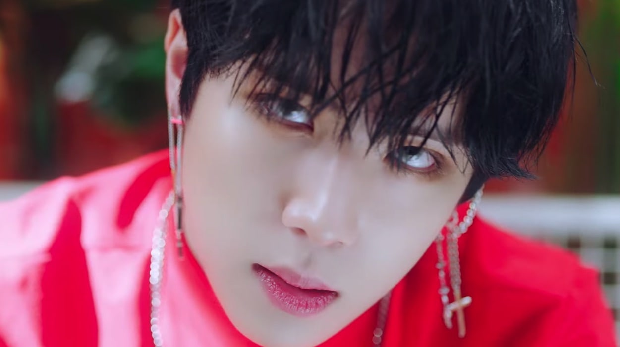 Kim Dong Han hace su debut en solitario con el vídeo musical de “Sunset” | Soompi