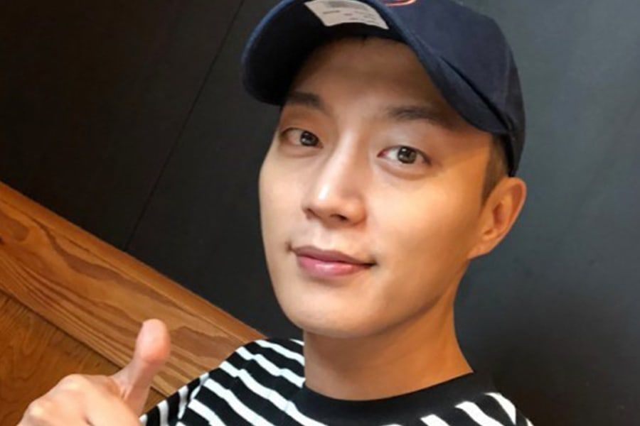 Yoon Doojoon de Highlight actualiza con una foto desde el servicio ...